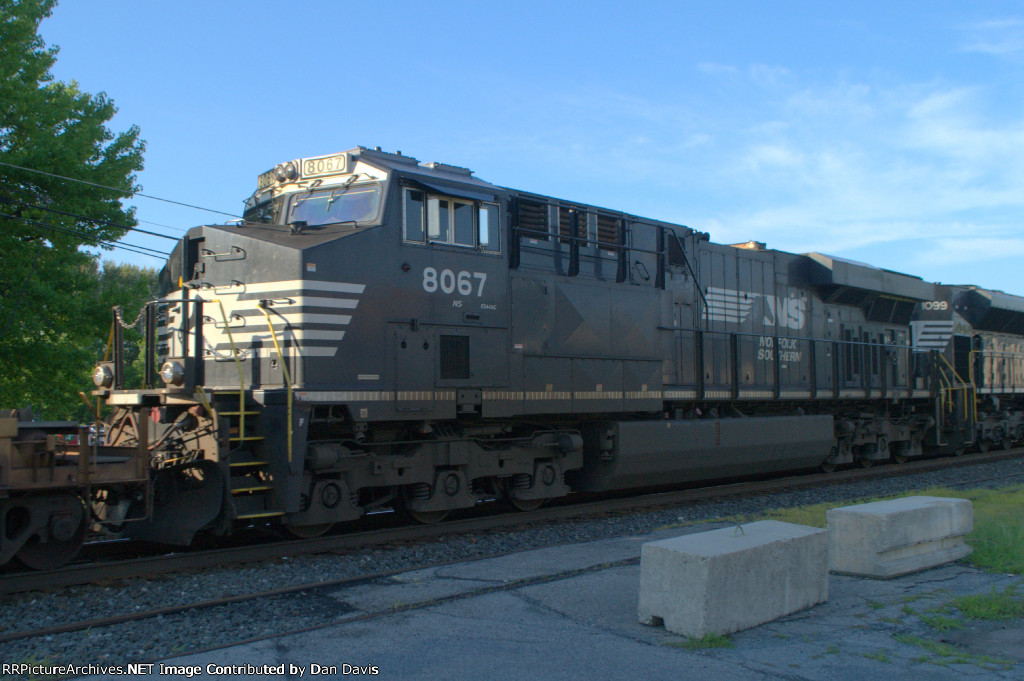 NS ES44AC 8067 trails on 20K